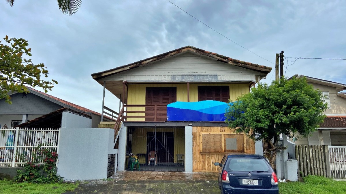 OLEILÕES - IMÓVEL RESIDENCIAL NA RUA VICENTE MARQUES, GUARATUBA